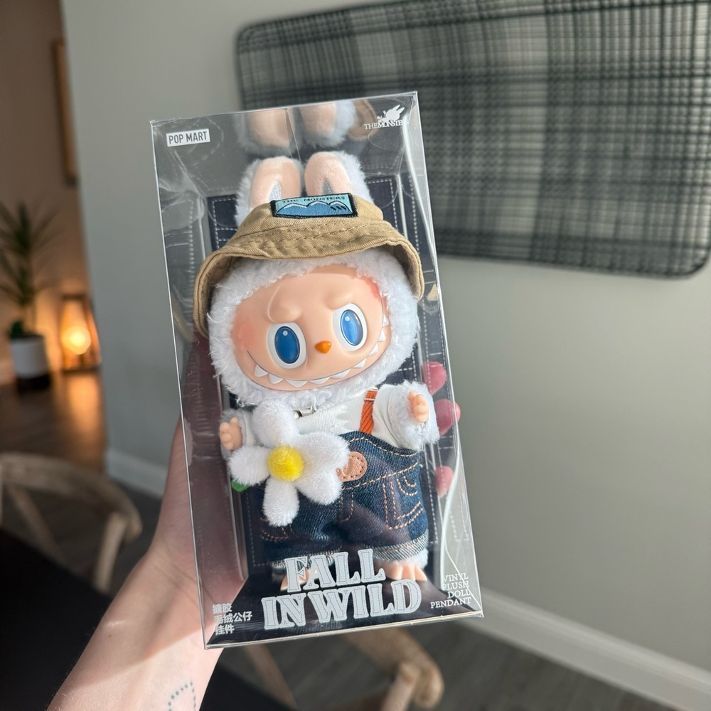 Popmart labubu fall in wild NWT - Gem